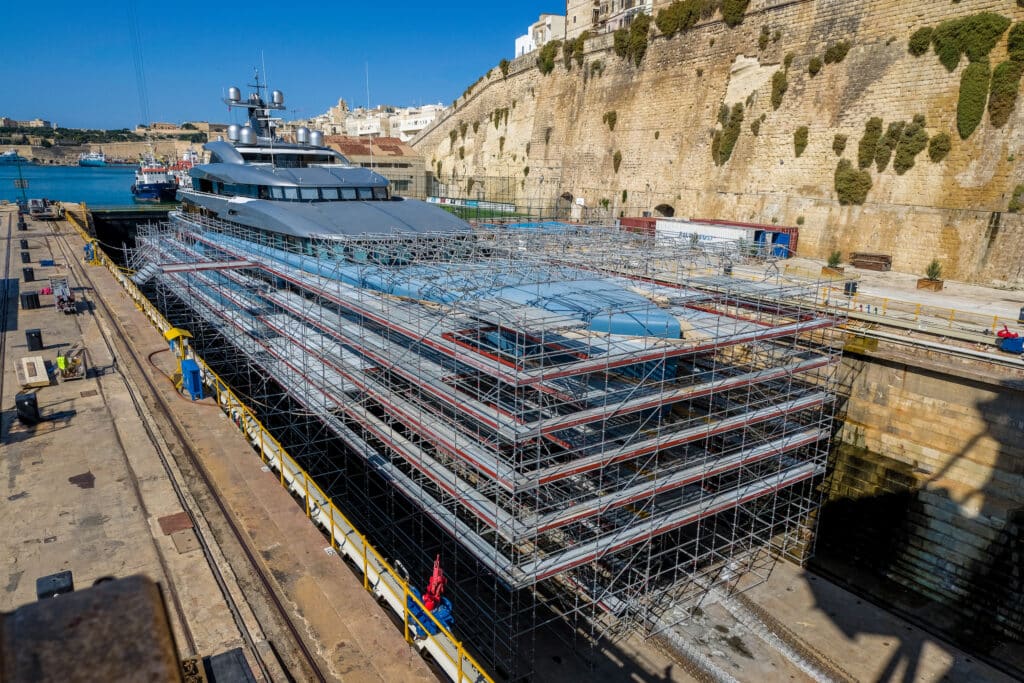 98m superyacht - scaffolding encapsulation - Makaw