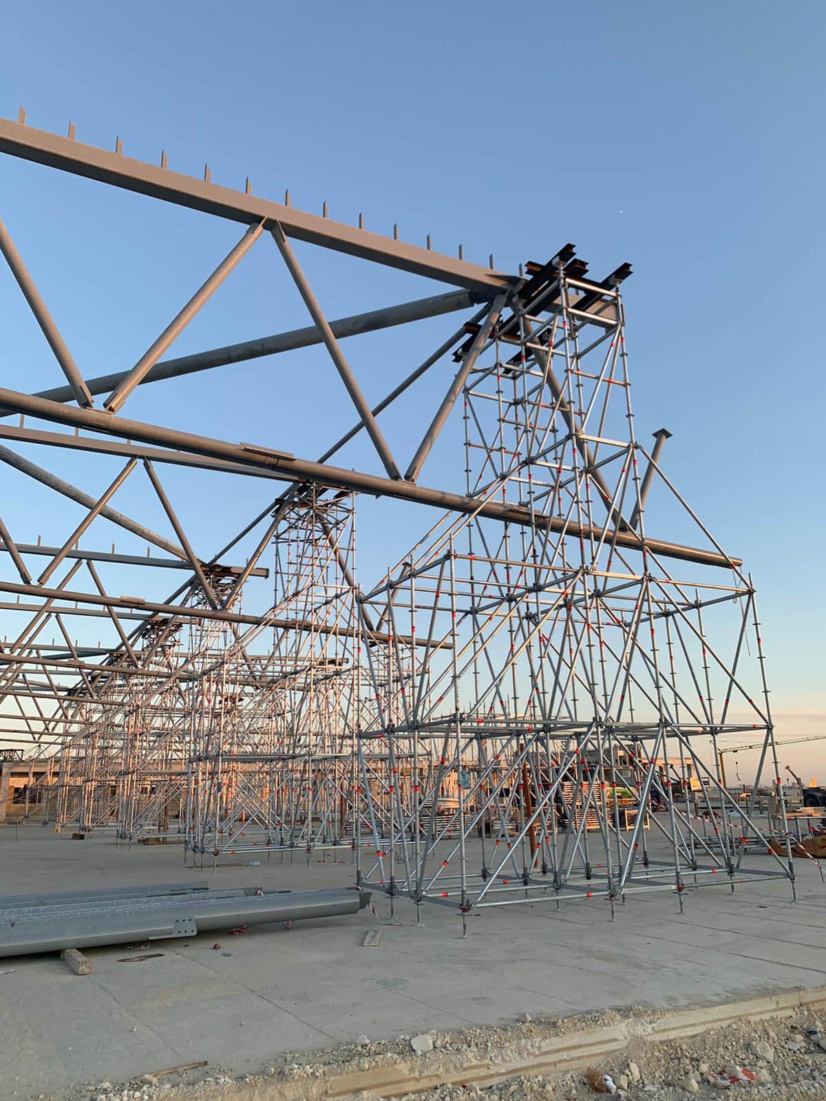 Aircraft hanger - Structural loadbearing scaffolding towers - Makaw